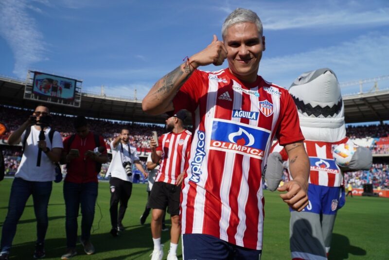 Quintero protagoniza lance bizarro em apresentação ao novo clube ...