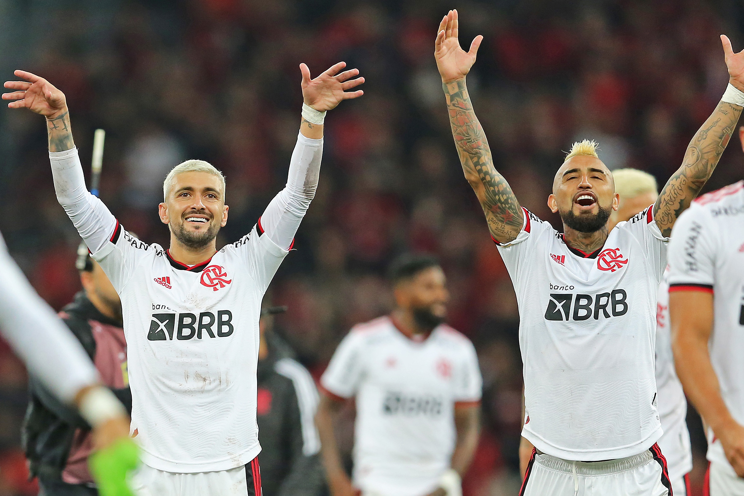 Ele está de volta! Vidal comemora retorno de Arrascaeta aos gramados ...