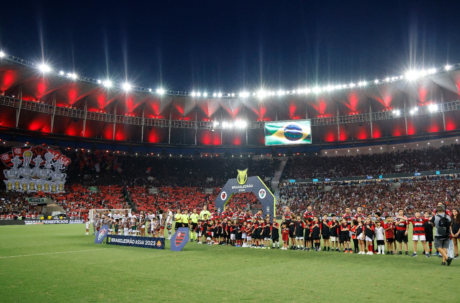 Grupo LGBT denuncia cantos homofóbicos da torcida do Flamengo