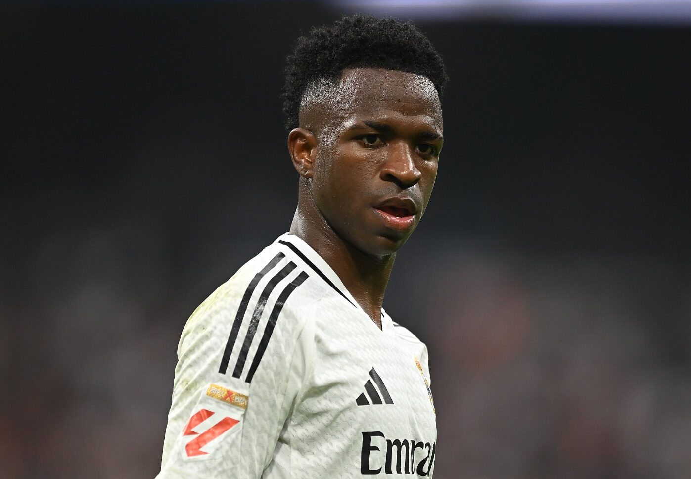 Vini Jr exibe chuteira em homenagem ao prêmio de melhor do mundo ...