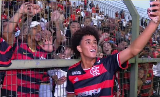 Ryan Roberto ‘abandona’ entrevista para atender torcida na Copinha - MundoBola