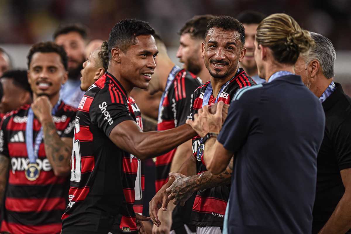 Alex Sandro ressalta disposição de Filipe Luís: 'Corre mais que os ... Alex Sandro ressalta disposição de Filipe Luís: 'Corre mais que os ...